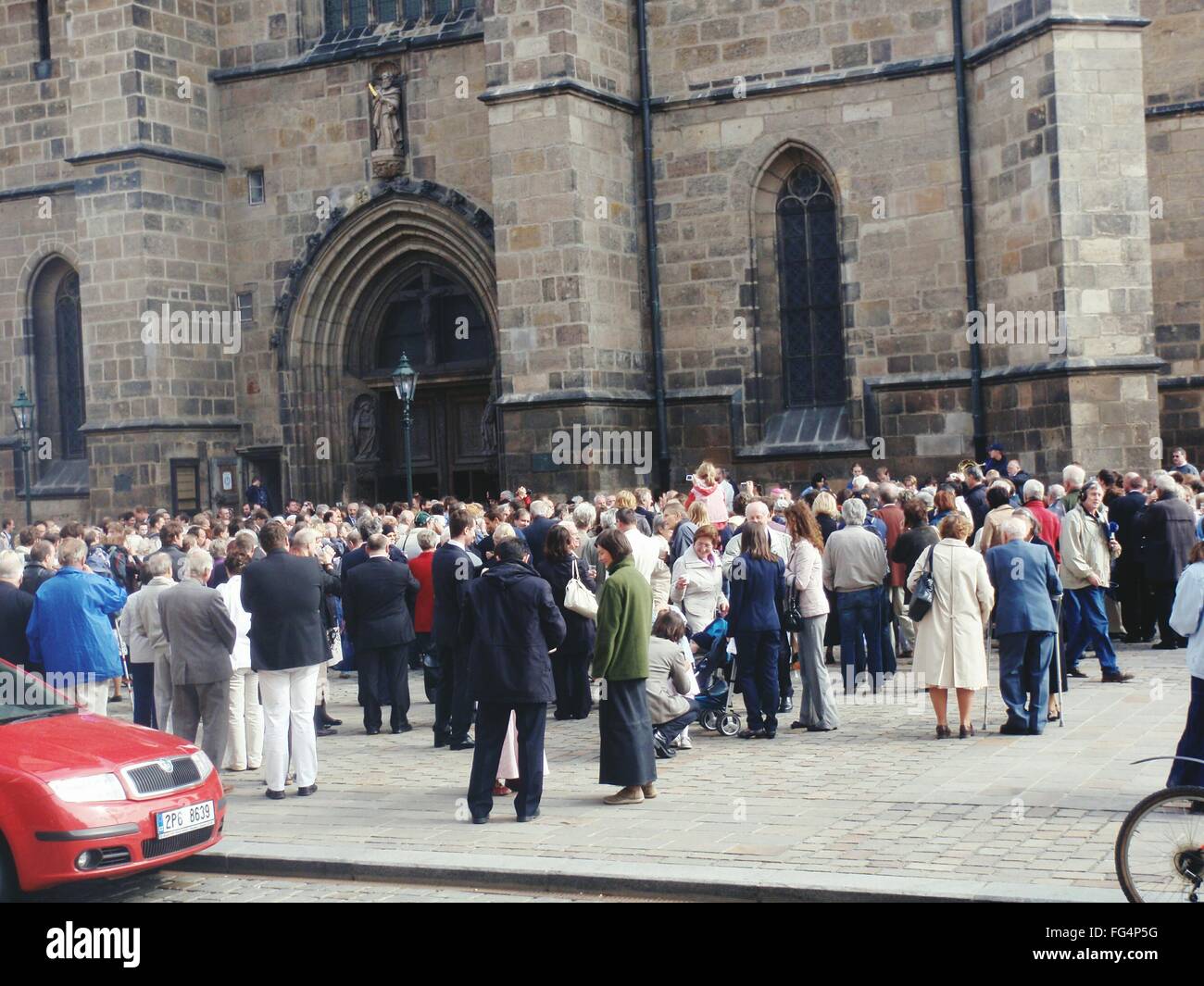 Building crowd hi-res stock photography and images - Alamy