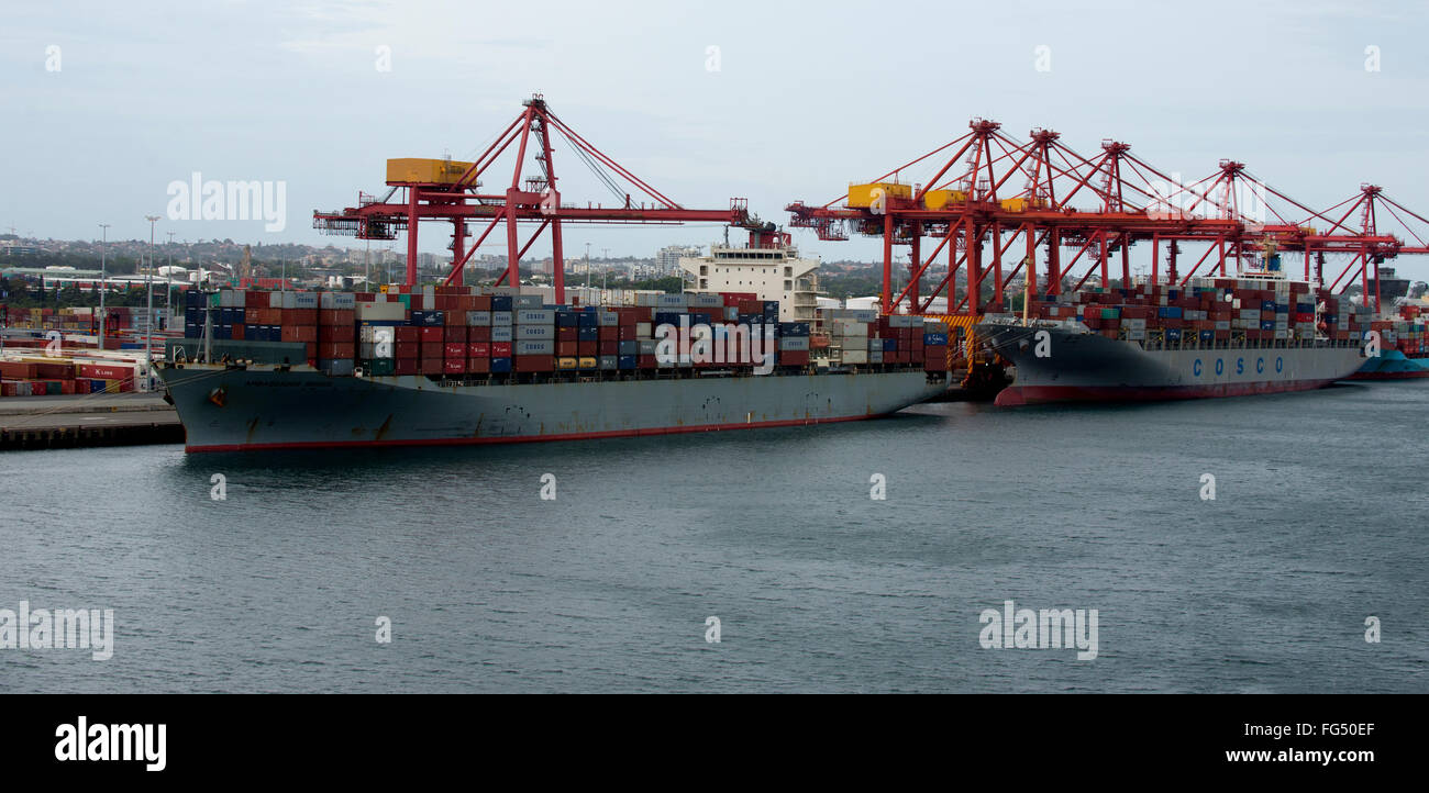 Load dockside cranes hi-res stock photography and images - Alamy
