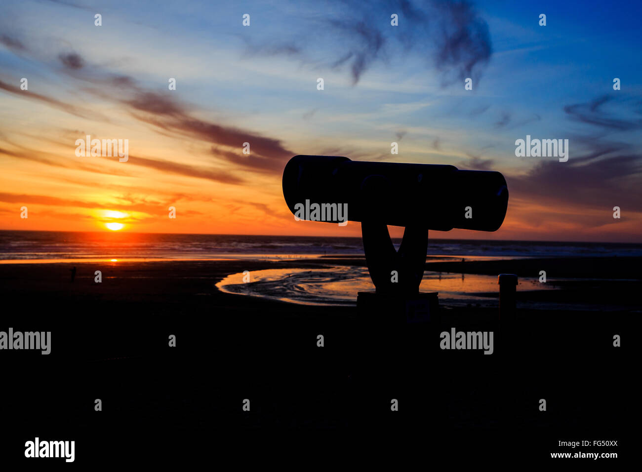 Telescope at sunset on a beach in Oregon near dark Stock Photo - Alamy