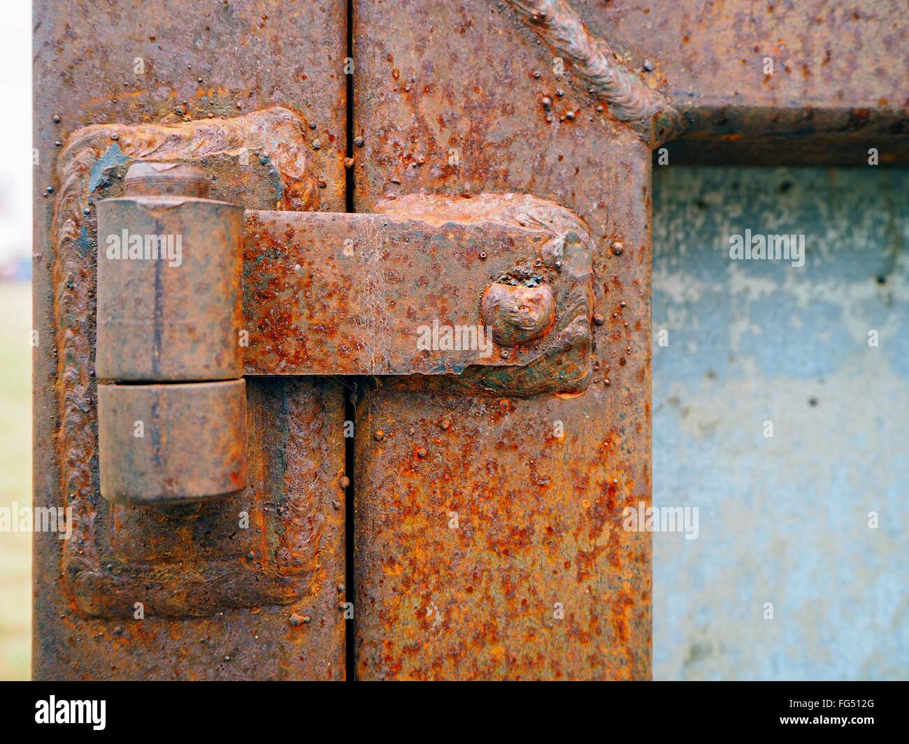 Rusty metal hinge hi-res stock photography and images - Alamy