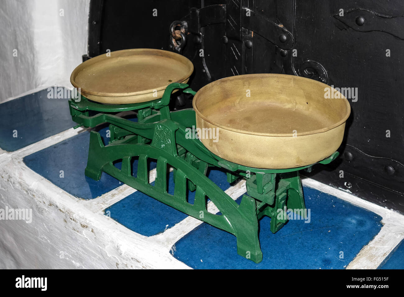 Traditional set of scales hi-res stock photography and images - Alamy