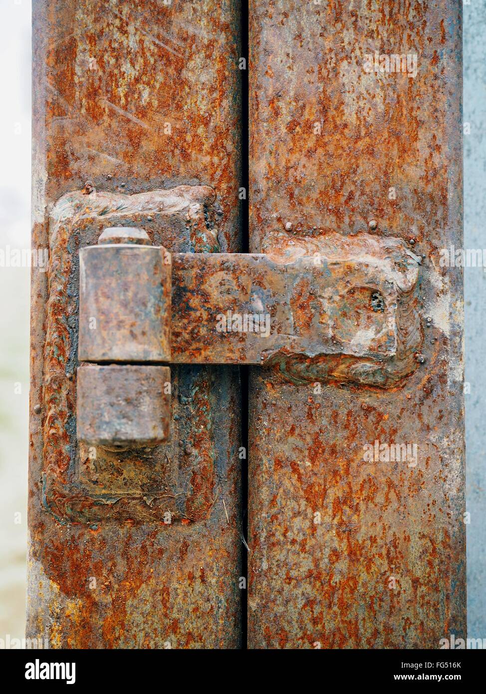 Rusty metal hinge hi-res stock photography and images - Alamy