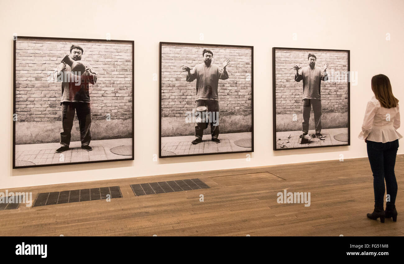 Ai weiwei dropping a han dynasty urn hi-res stock photography and ...