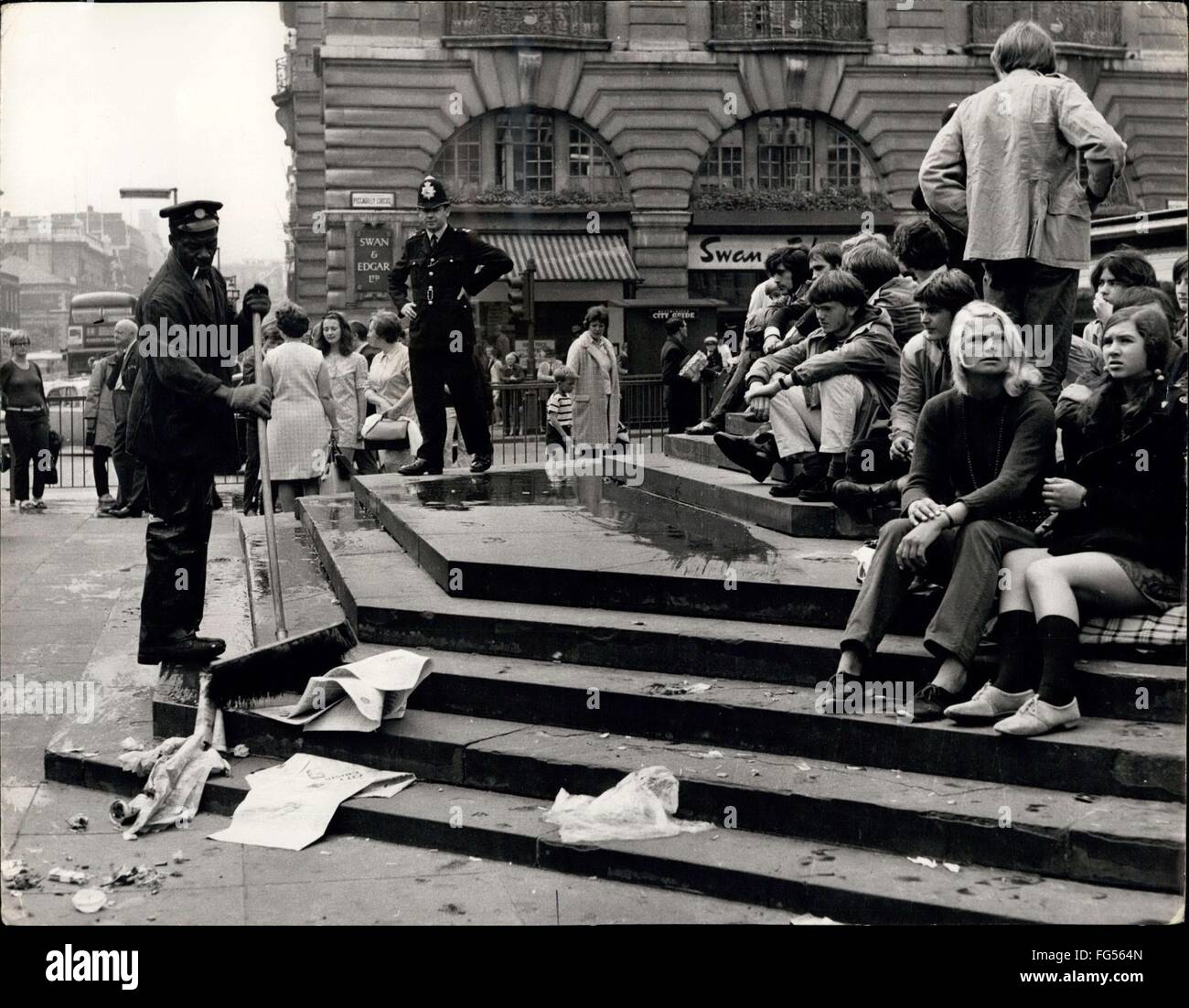 1980 - Hippie sit on fountain Police and clean up © Keystone Pictures ...