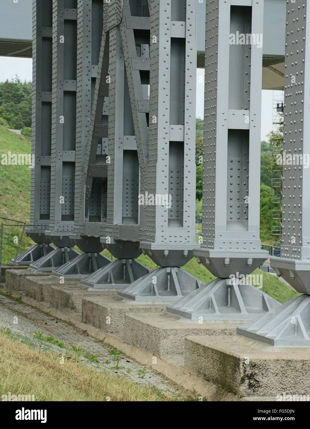 Steel support columns hi-res stock photography and images - Alamy