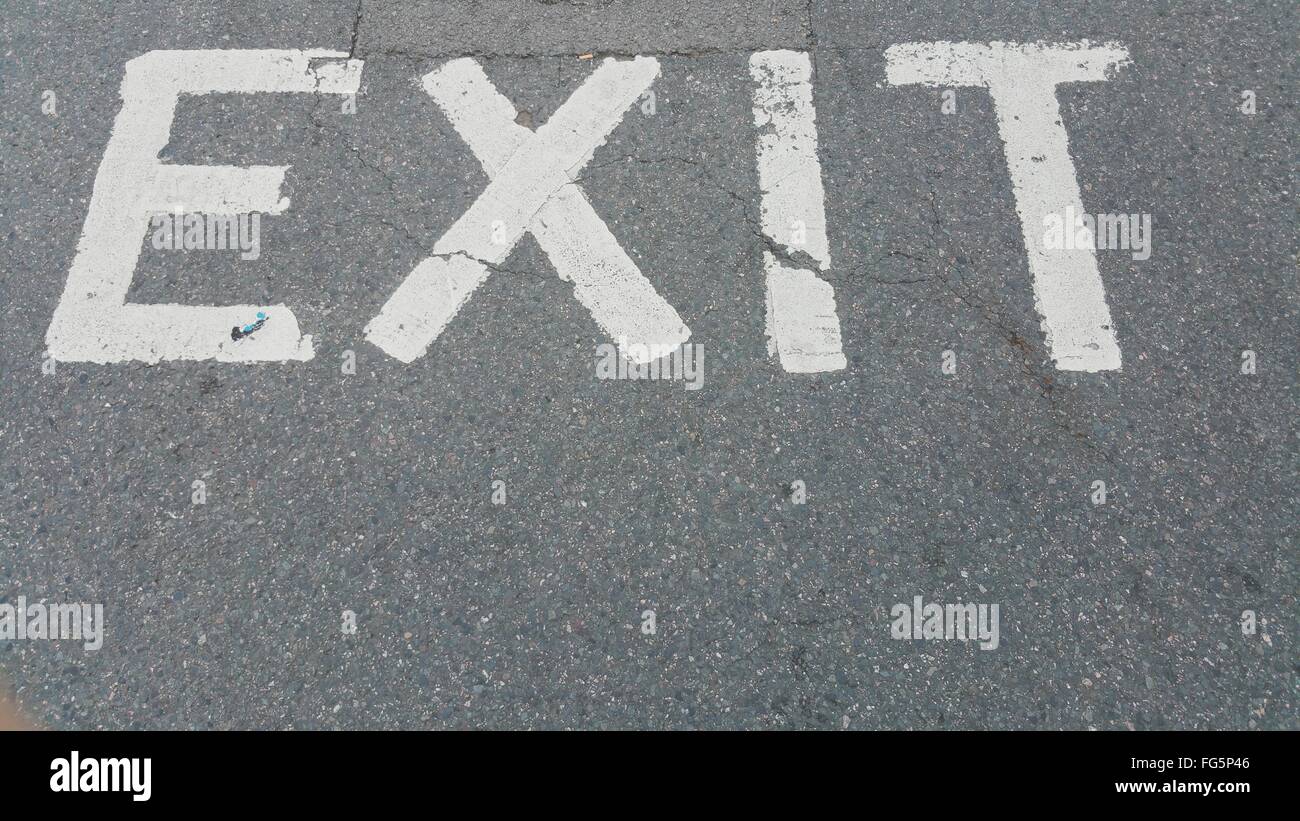 Exit sign road hi-res stock photography and images - Alamy