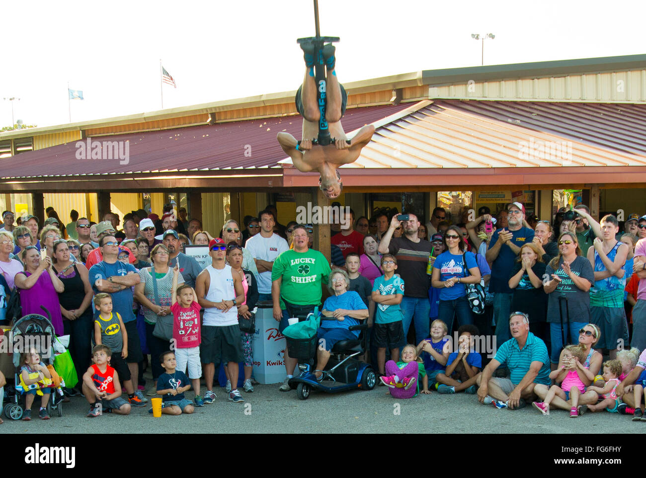 Hutchinson, Kansas, USA, 12th September, 2015 Pogo Fred wows the crowd ...