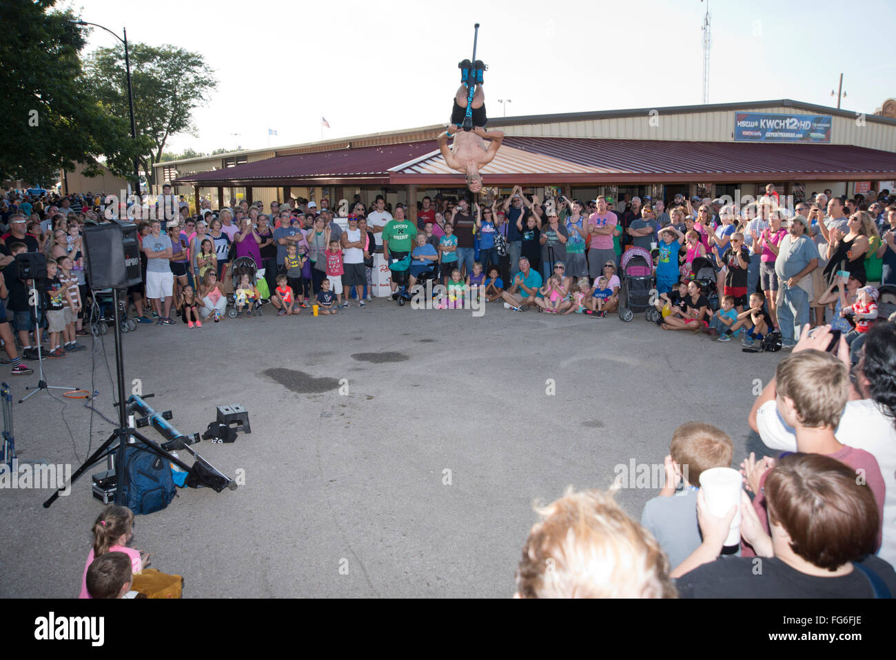 Hutchinson, Kansas, USA, 12th September, 2015 Pogo Fred wows the crowd ...
