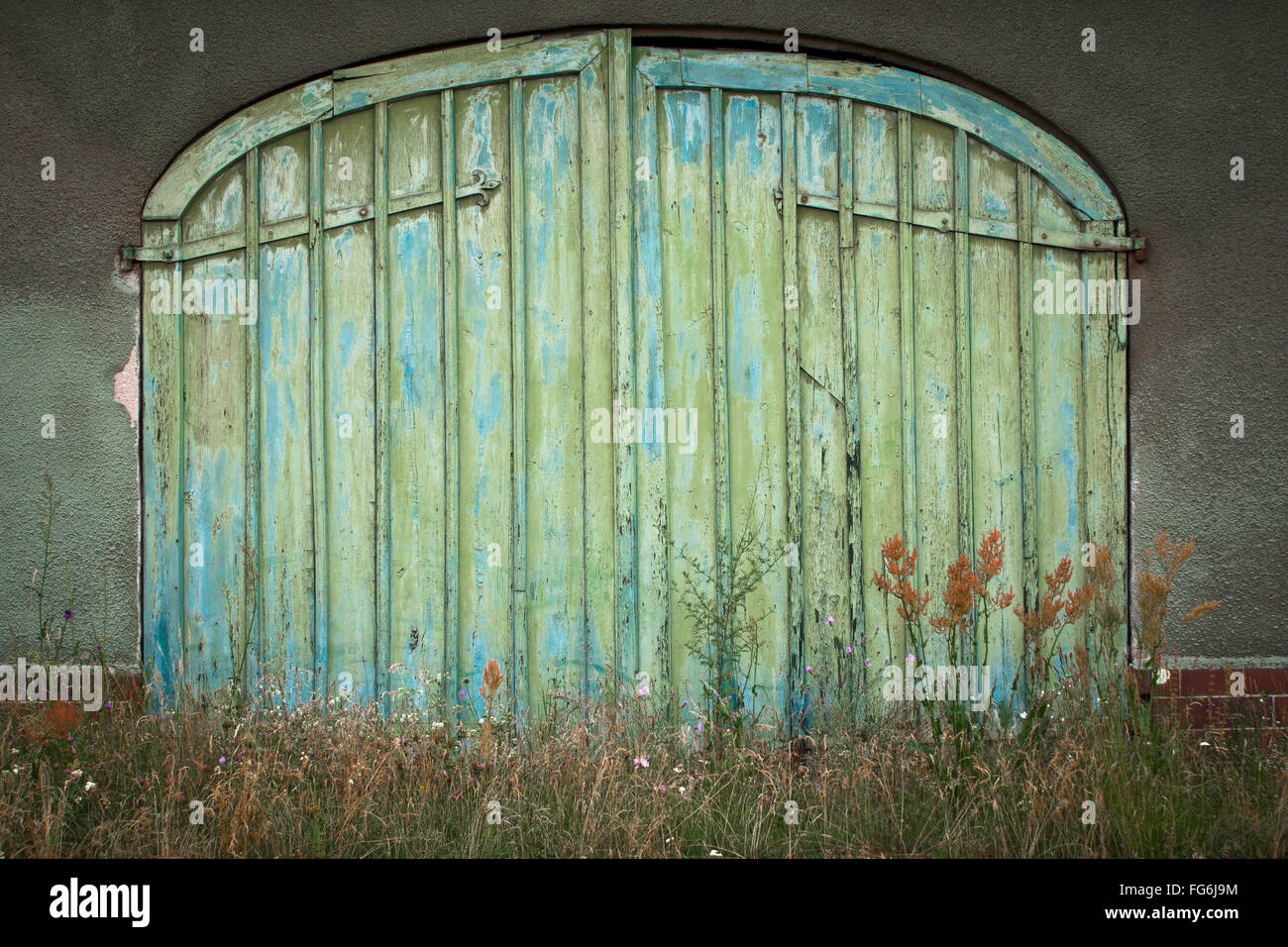 Overgrown wooden gate hi-res stock photography and images - Alamy