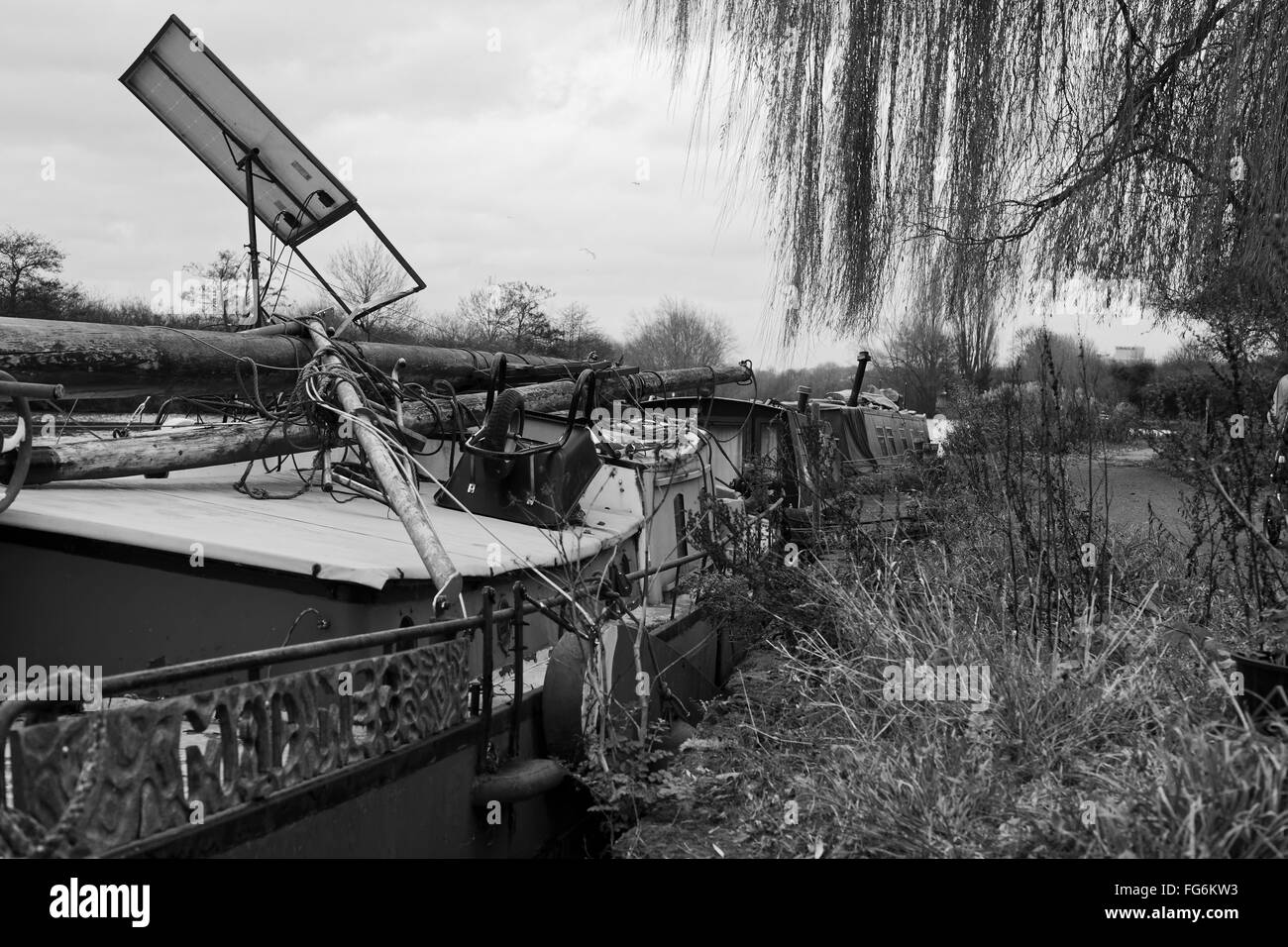 Riverside boats hi-res stock photography and images - Alamy