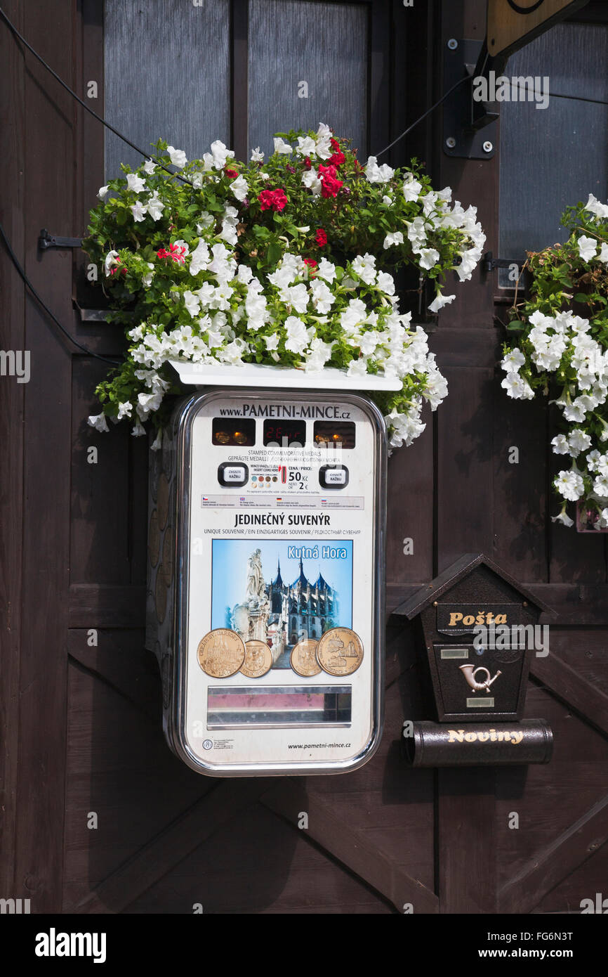 Souvenier coin machine hi-res stock photography and images - Alamy