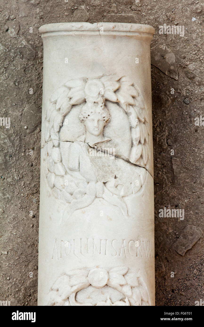 Broken stone columns hi-res stock photography and images - Alamy