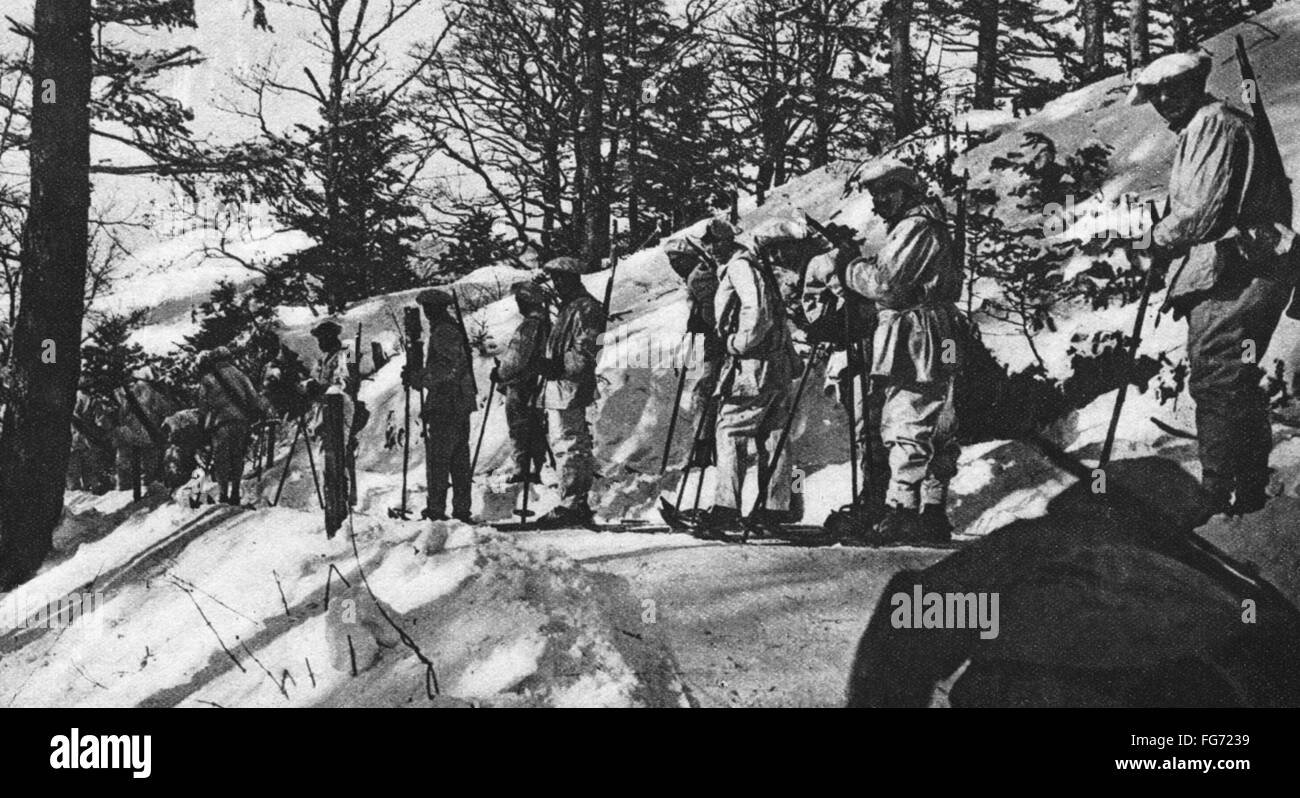 WORLD WAR I: CHASSEURS. /nFrench Alpine Chasseurs dressed in white and ...
