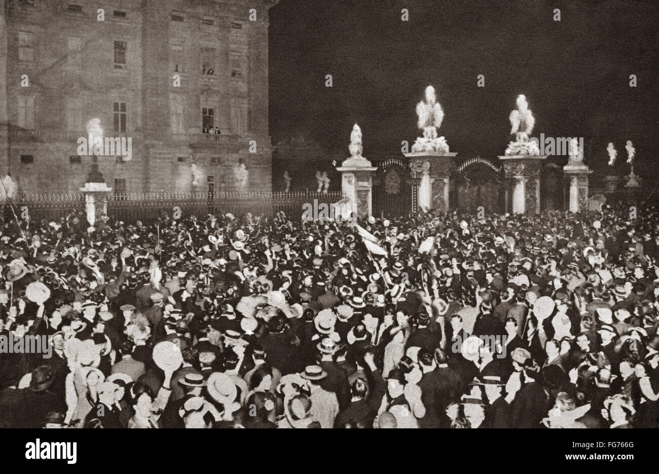 WORLD WAR I: DECLARATION. /nCrowds outside Buckingham Palace in London ...
