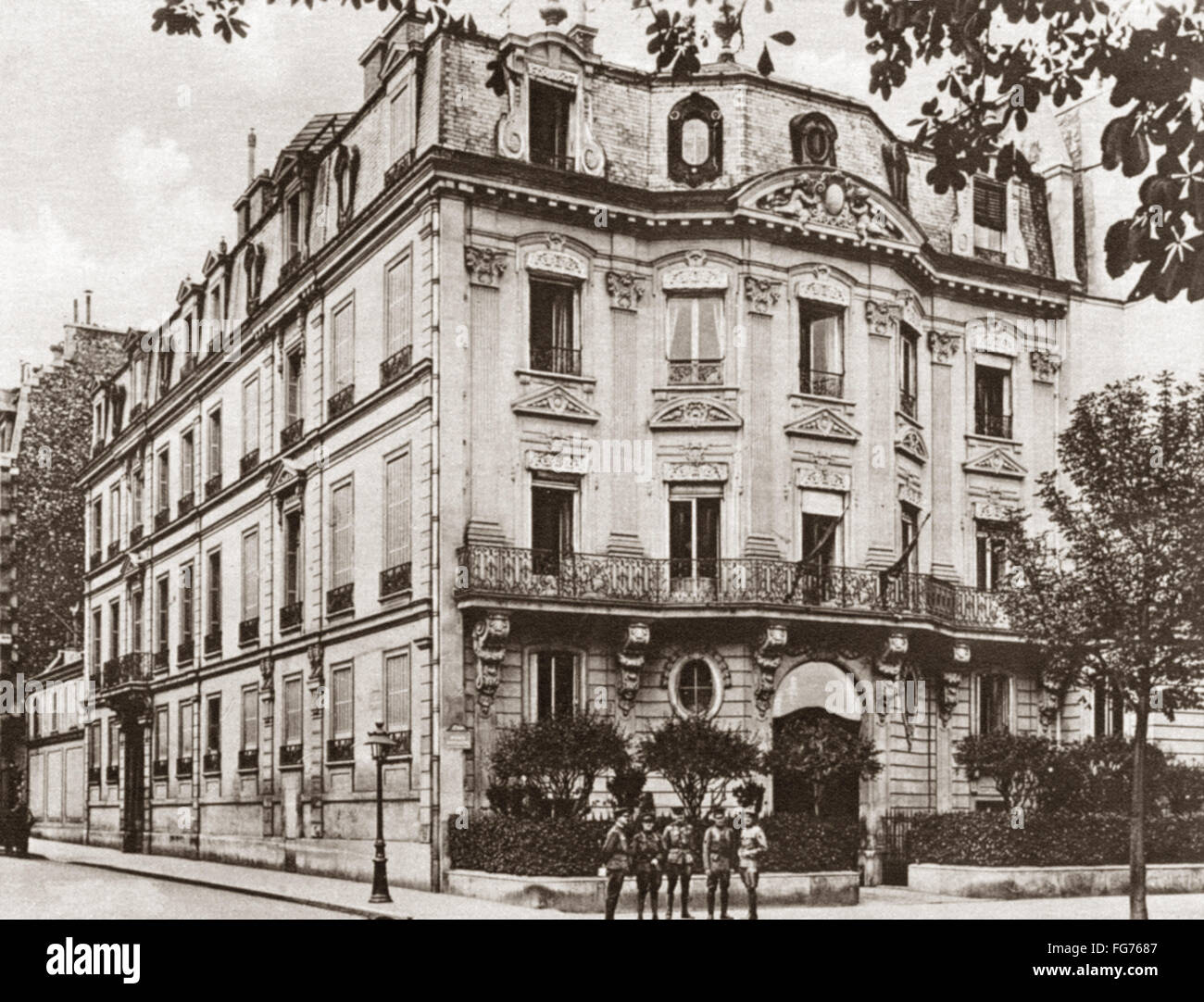 WWI: AMERICANS IN PARIS. /nAmerican troops in Paris, outside a ...