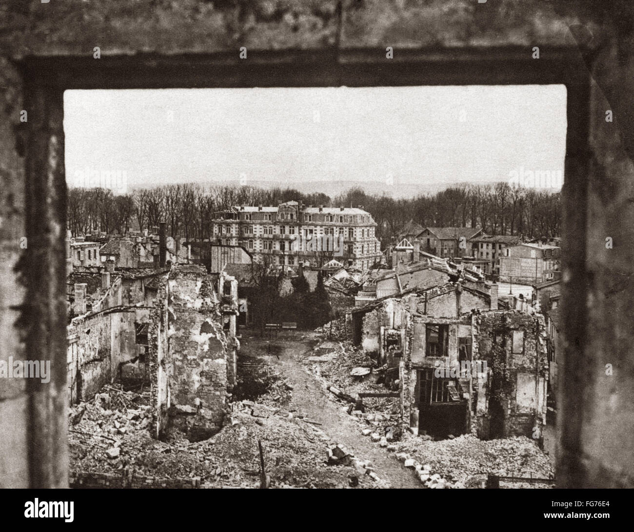 WORLD WAR I : VERDUN./nThe city of Verdun, destroyed in 1916 and 1917 ...