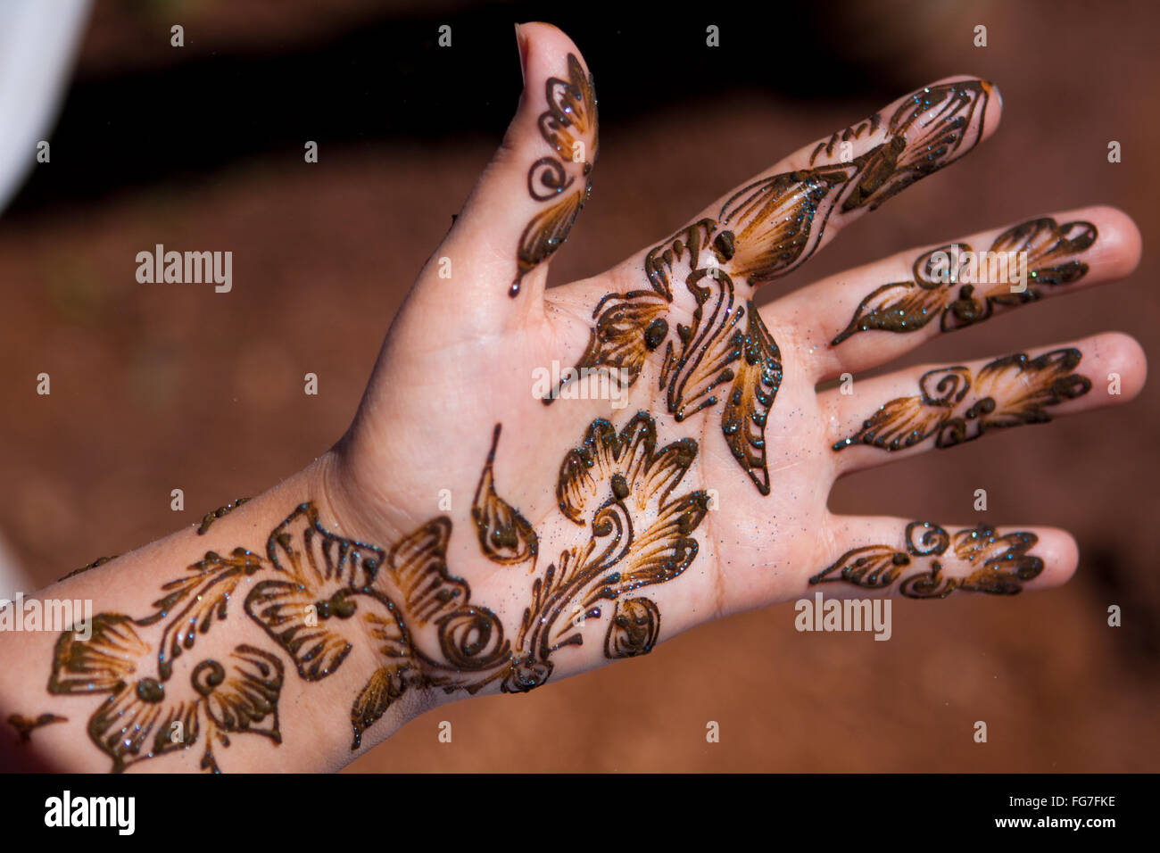Hands woman henna morocco africa hi-res stock photography and images ...