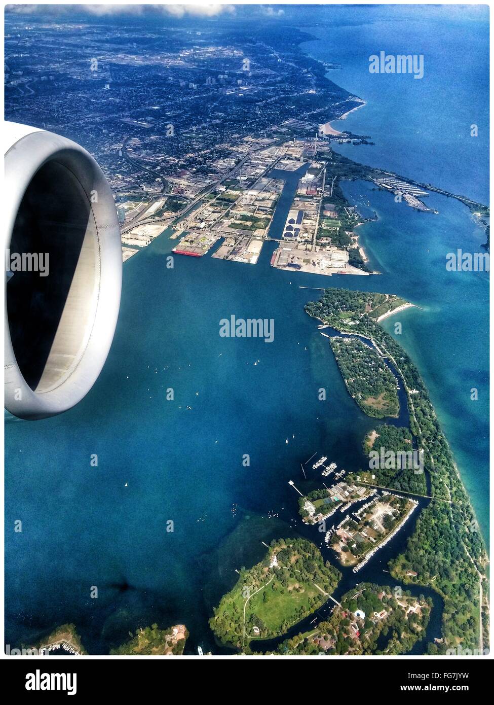Airplane flying island hi-res stock photography and images - Alamy