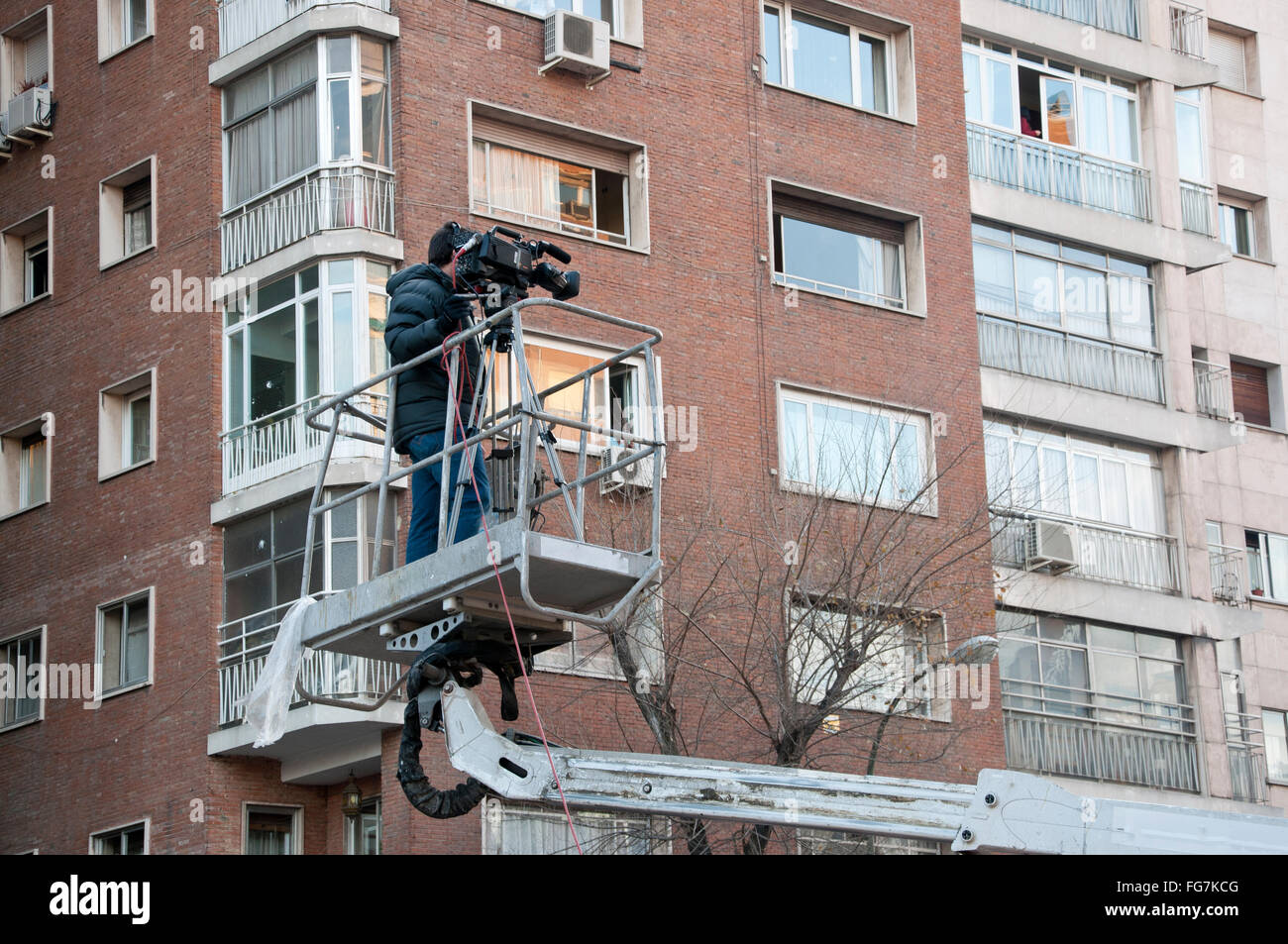 Cameraman working on an aerial work platform Stock Photo - Alamy