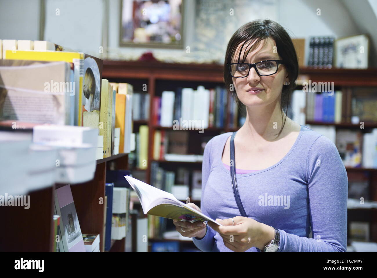 female in library Stock Photo - Alamy