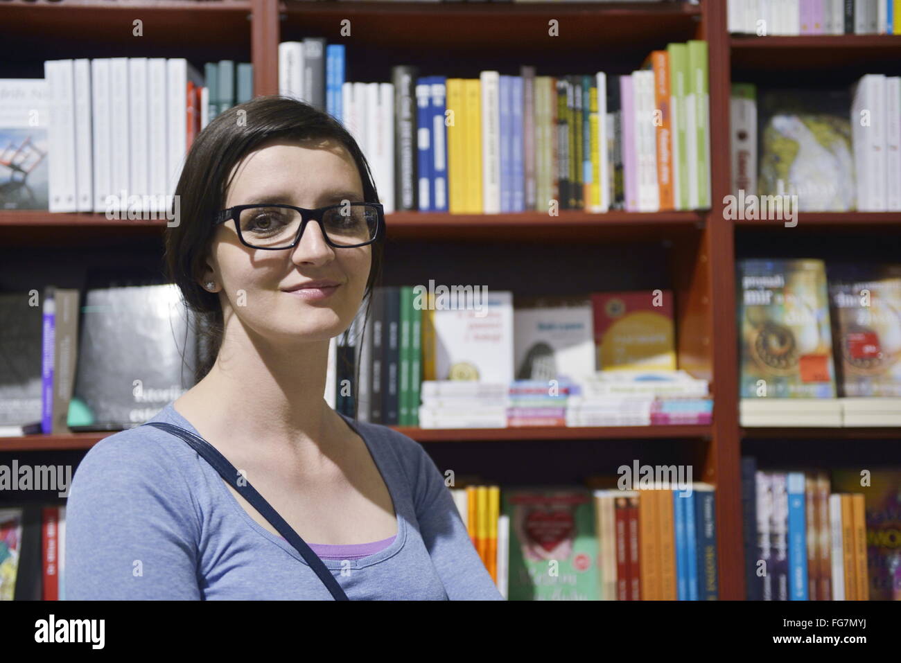 female in library Stock Photo - Alamy