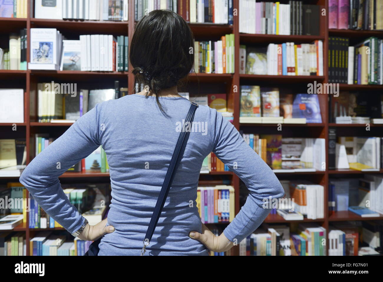 female in library Stock Photo - Alamy