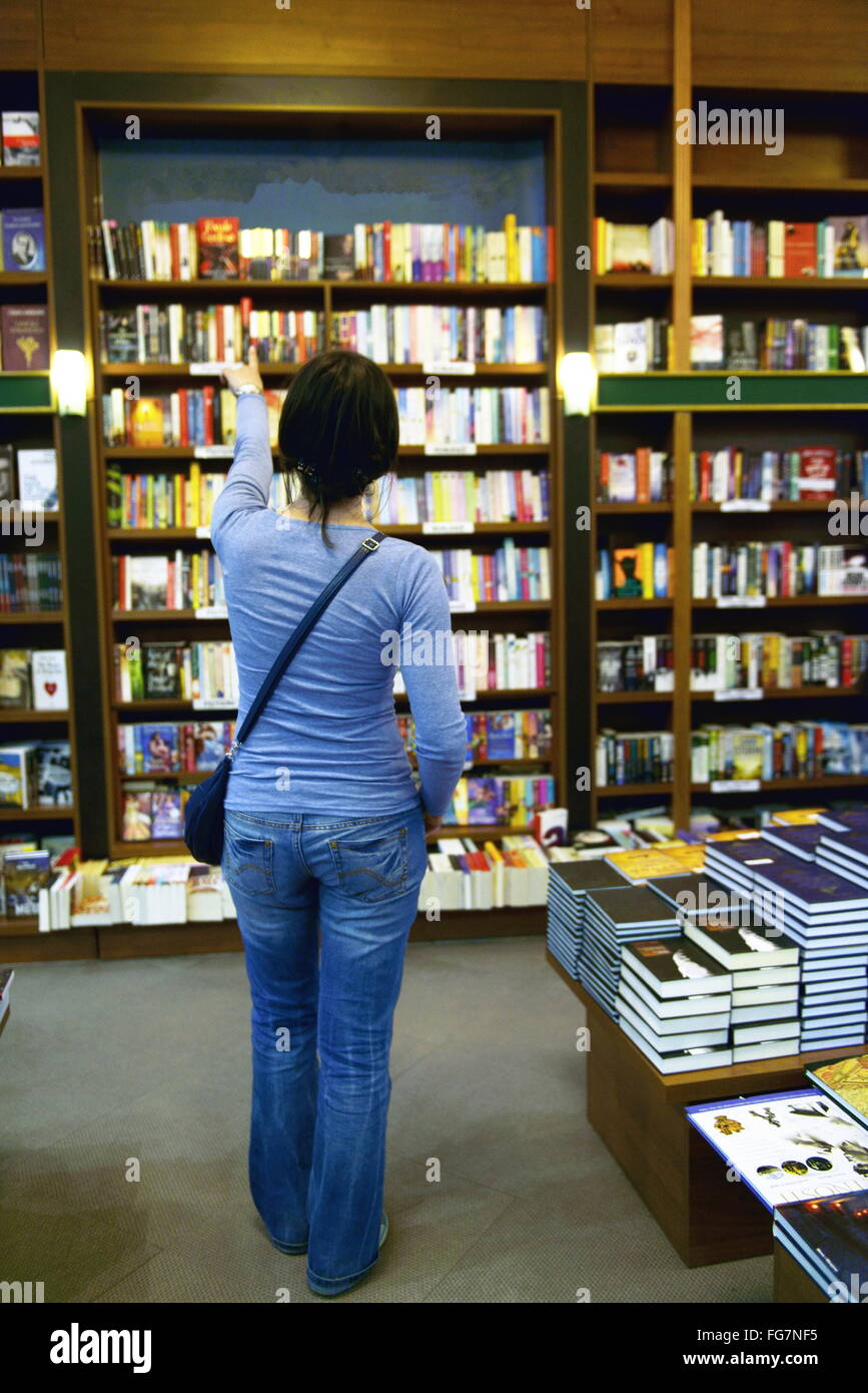 female in library Stock Photo - Alamy