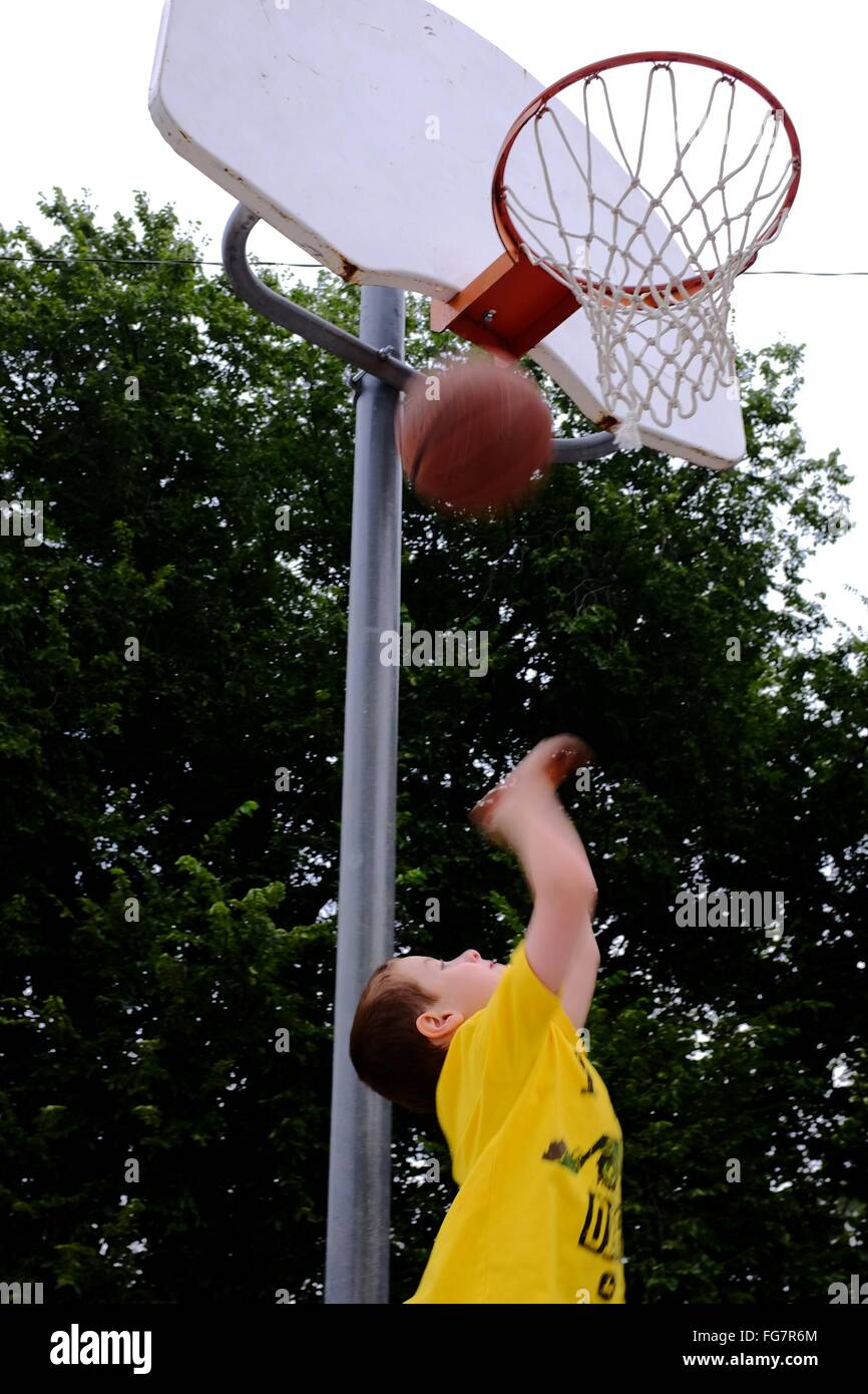 Boy basketball side view hi-res stock photography and images - Alamy