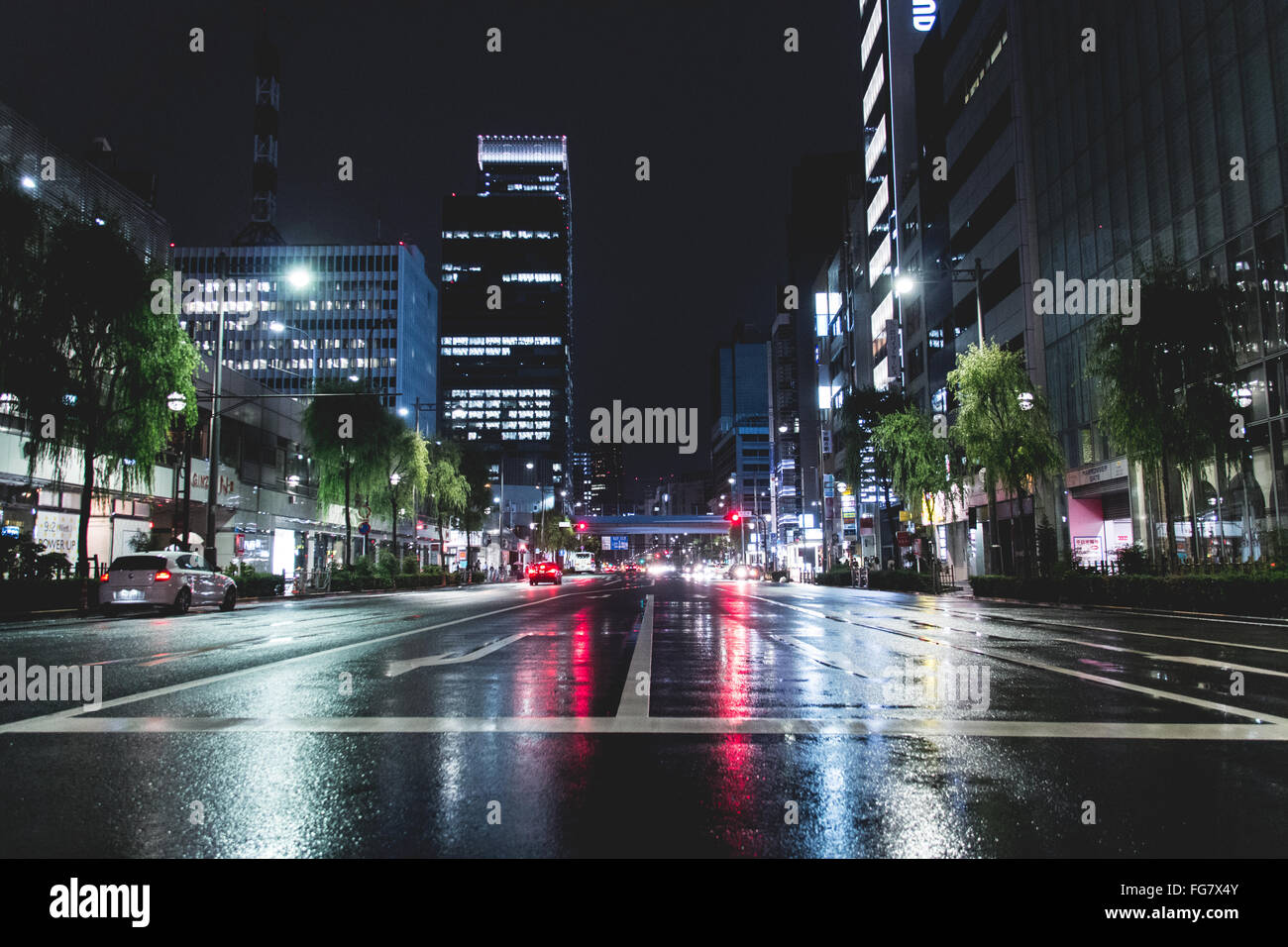 City street by night hi-res stock photography and images - Alamy