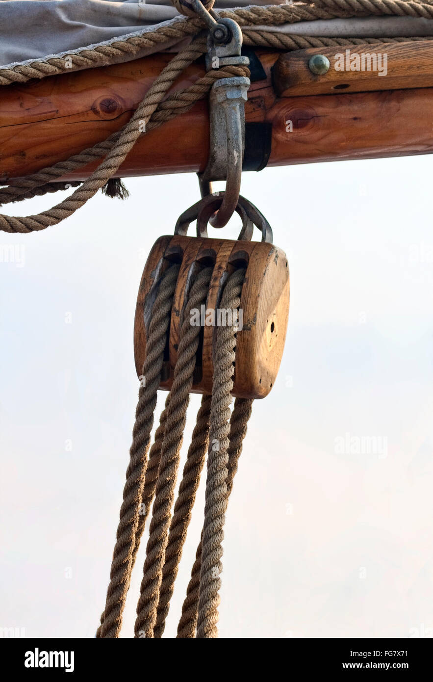 Rope pulley on sailing ship hi-res stock photography and images - Alamy