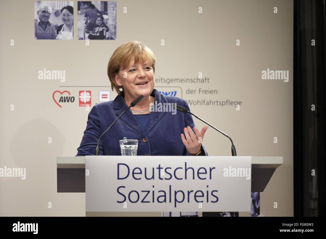 Social thema hi-res stock photography and images - Alamy