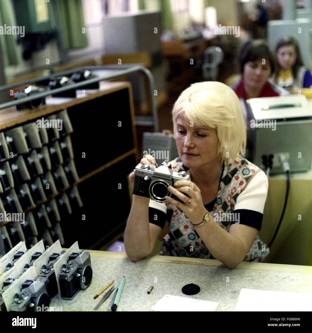 The photo shows working women in the Dresden VEB Pentacon who control ...