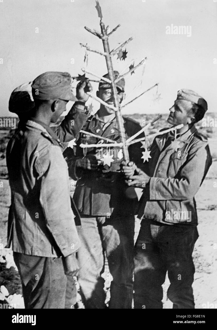 Soldiers of the German Wehrmacht with a self-built Christmas tree in ...