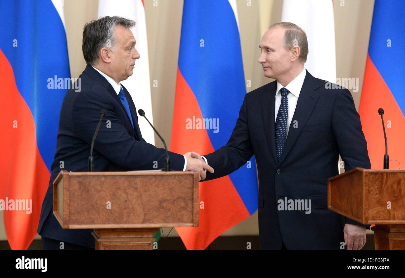 Russian President Vladimir Putin shake hands following a joint news ...