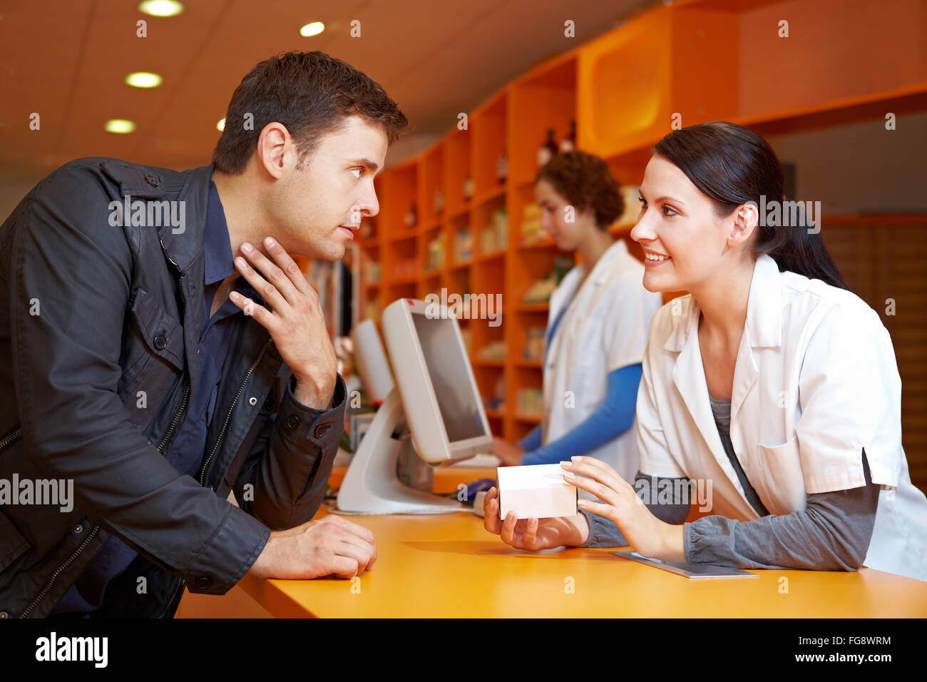 Pharmacist patient medication explain hi-res stock photography and images - Alamy