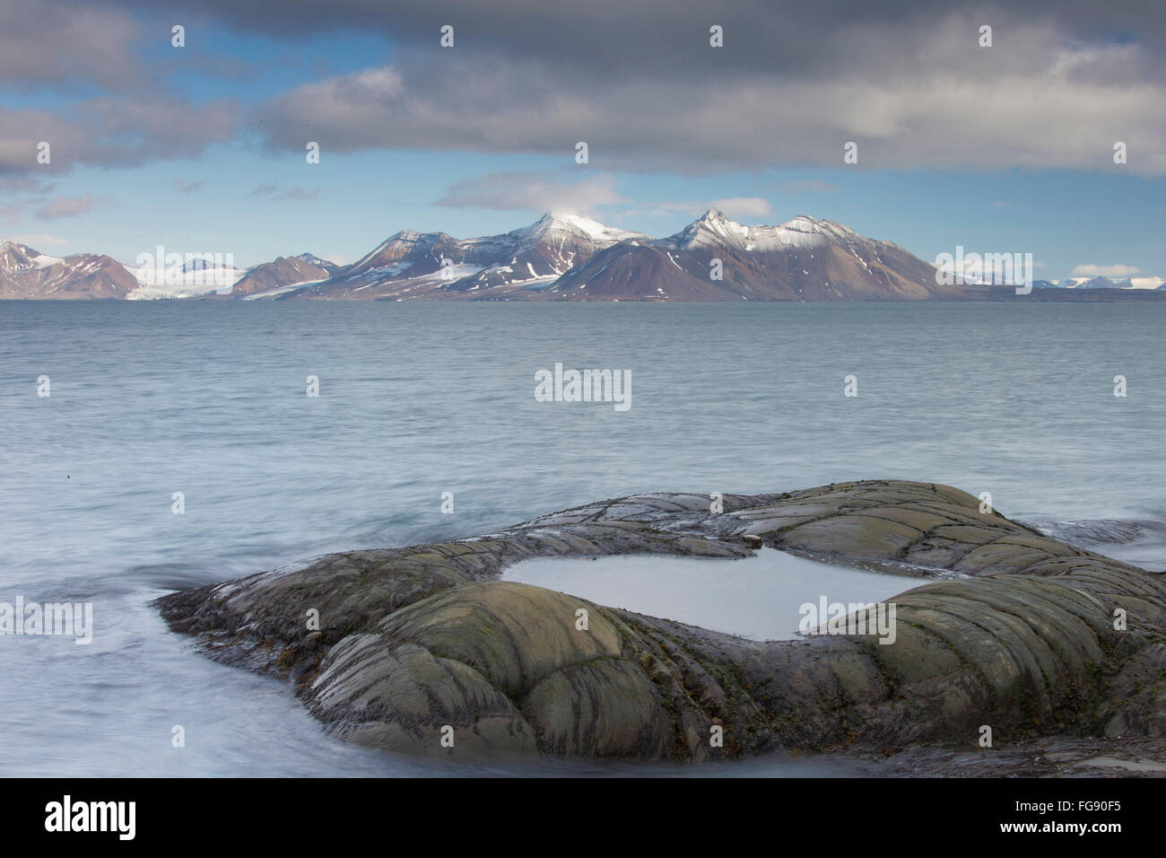 Coastal landscape at bay Gashamna. Hornsund Fjord, Spitsbergen Island ...