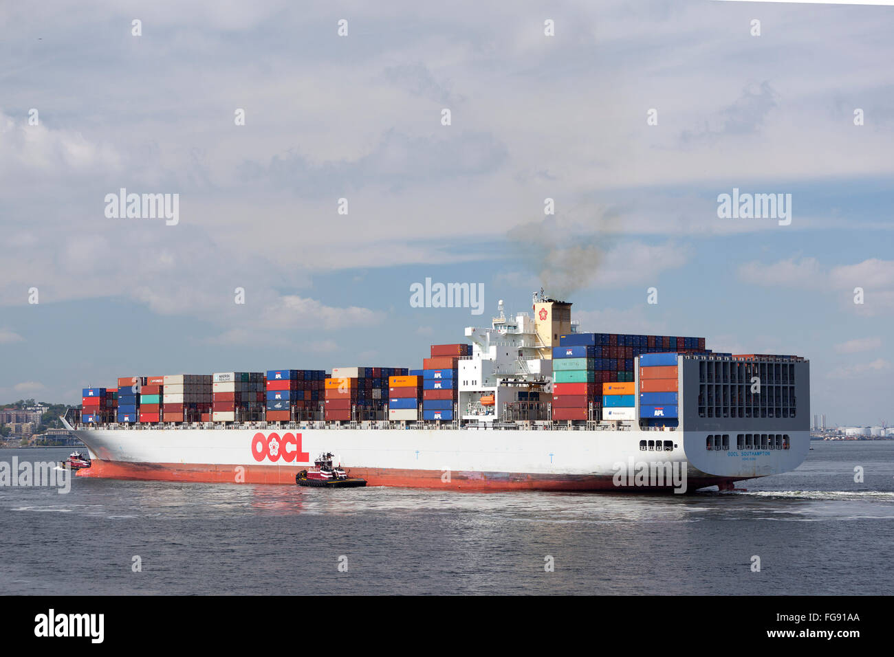 Oocl containers hi-res stock photography and images - Alamy
