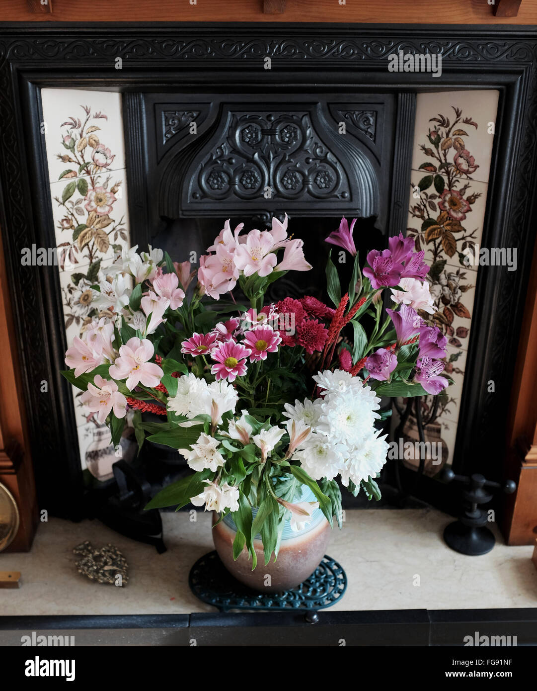 Antique vase home hi-res stock photography and images - Alamy