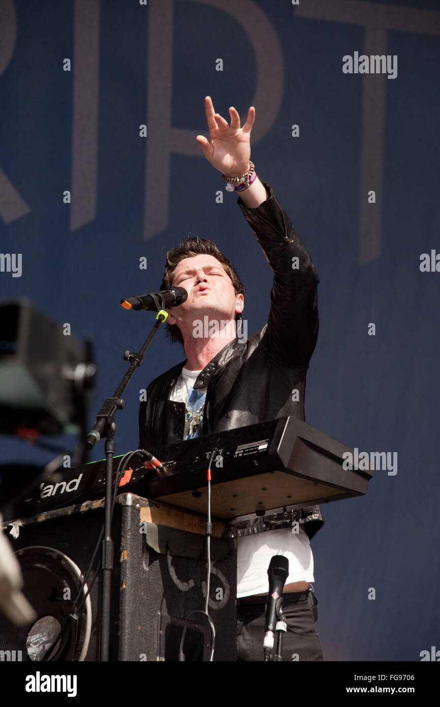 Boyband on stage hi-res stock photography and images - Alamy