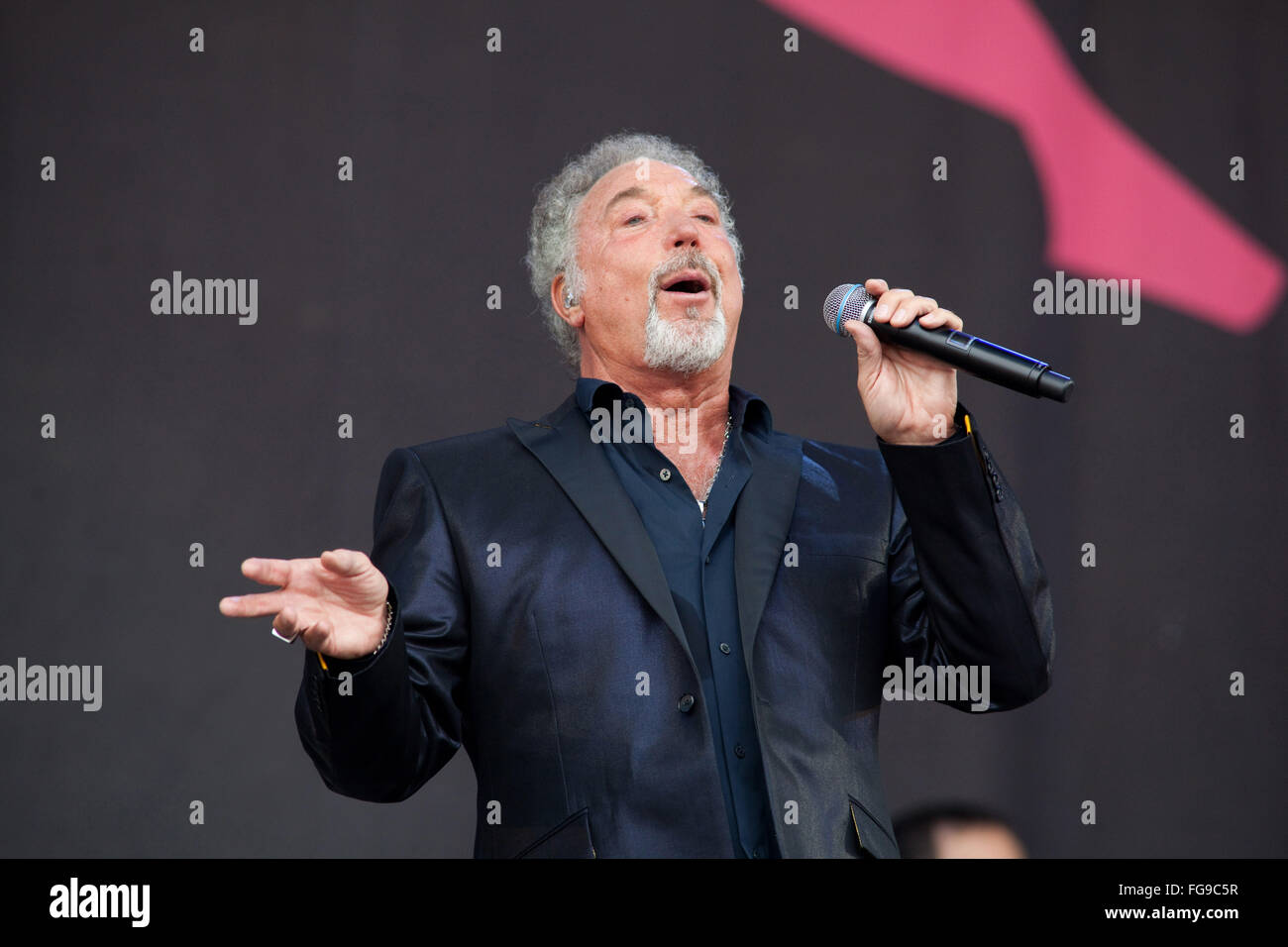 Tom jones on stage hi-res stock photography and images - Alamy