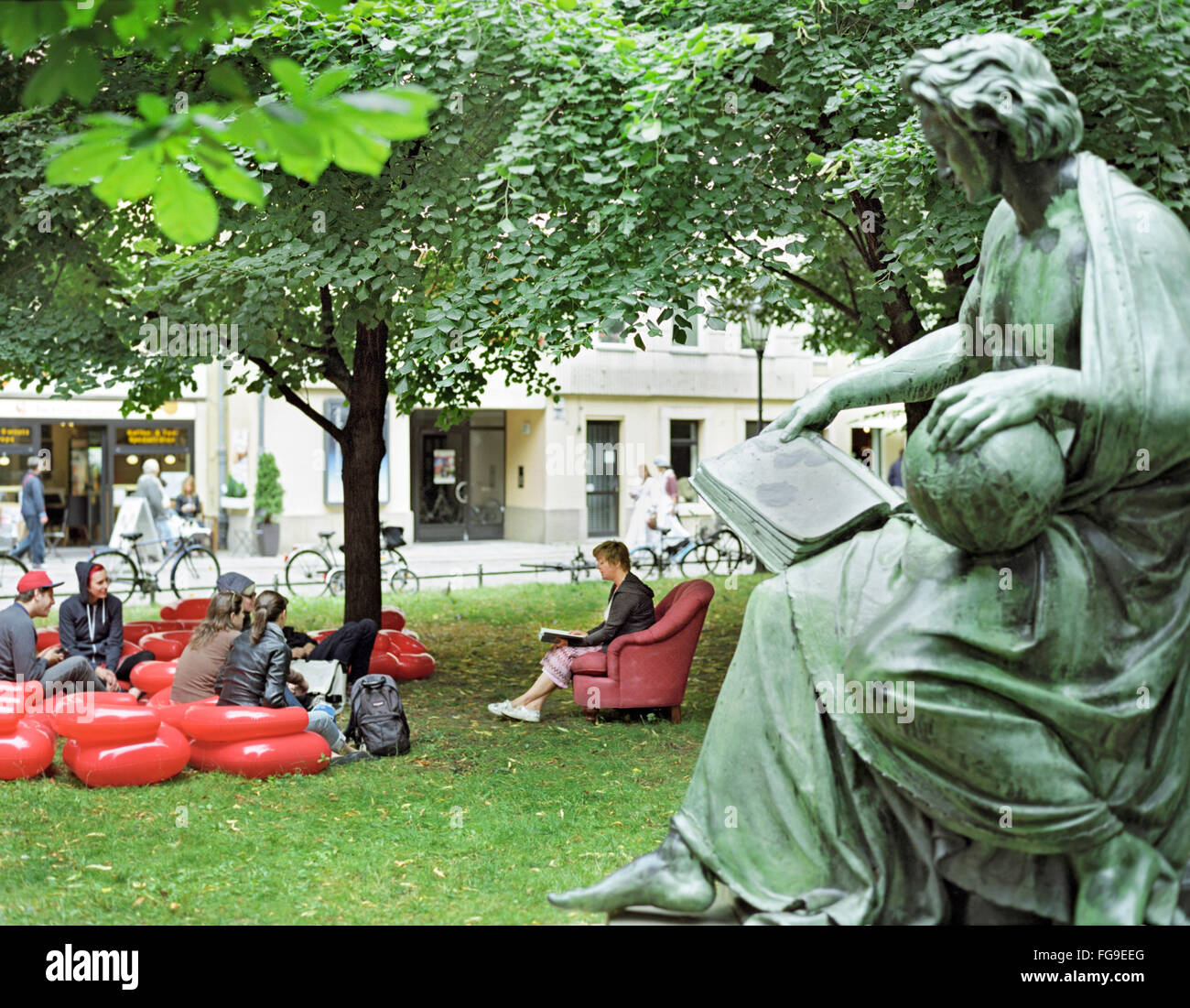 People reading hi-res stock photography and images - Alamy