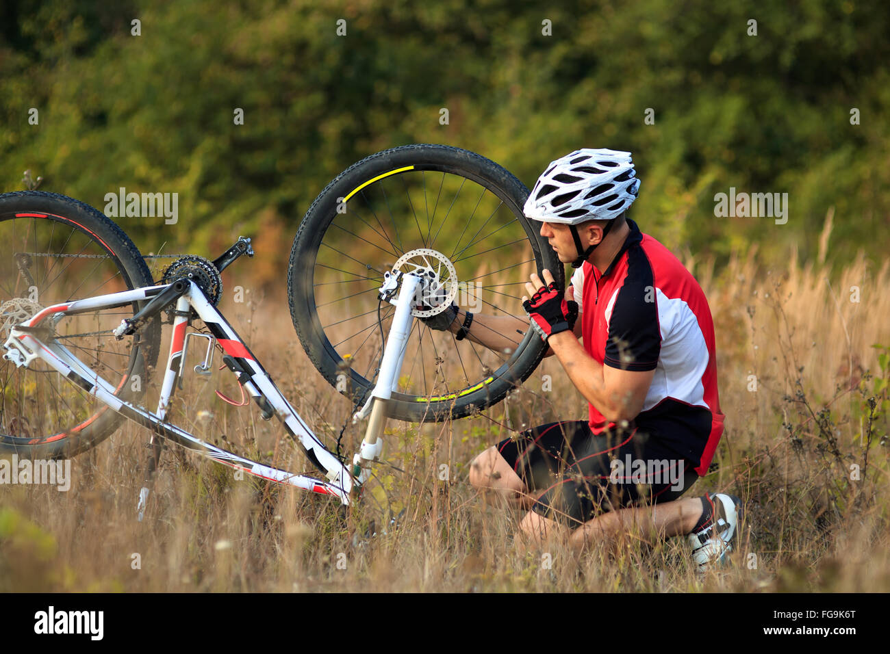 Man repairing mountain bike hi-res stock photography and images - Alamy