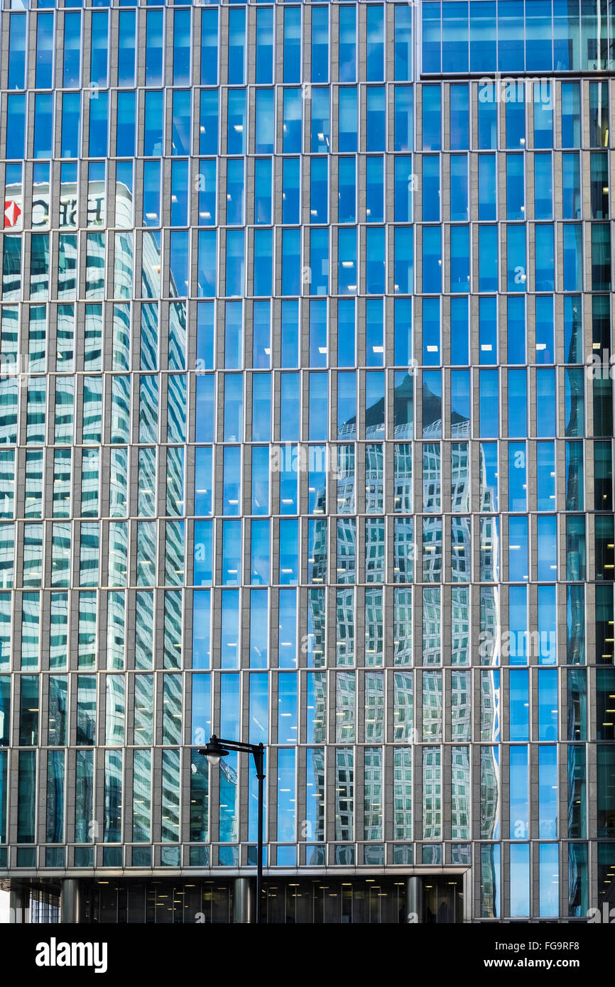 Canada tower reflection canary wharf hi-res stock photography and ...