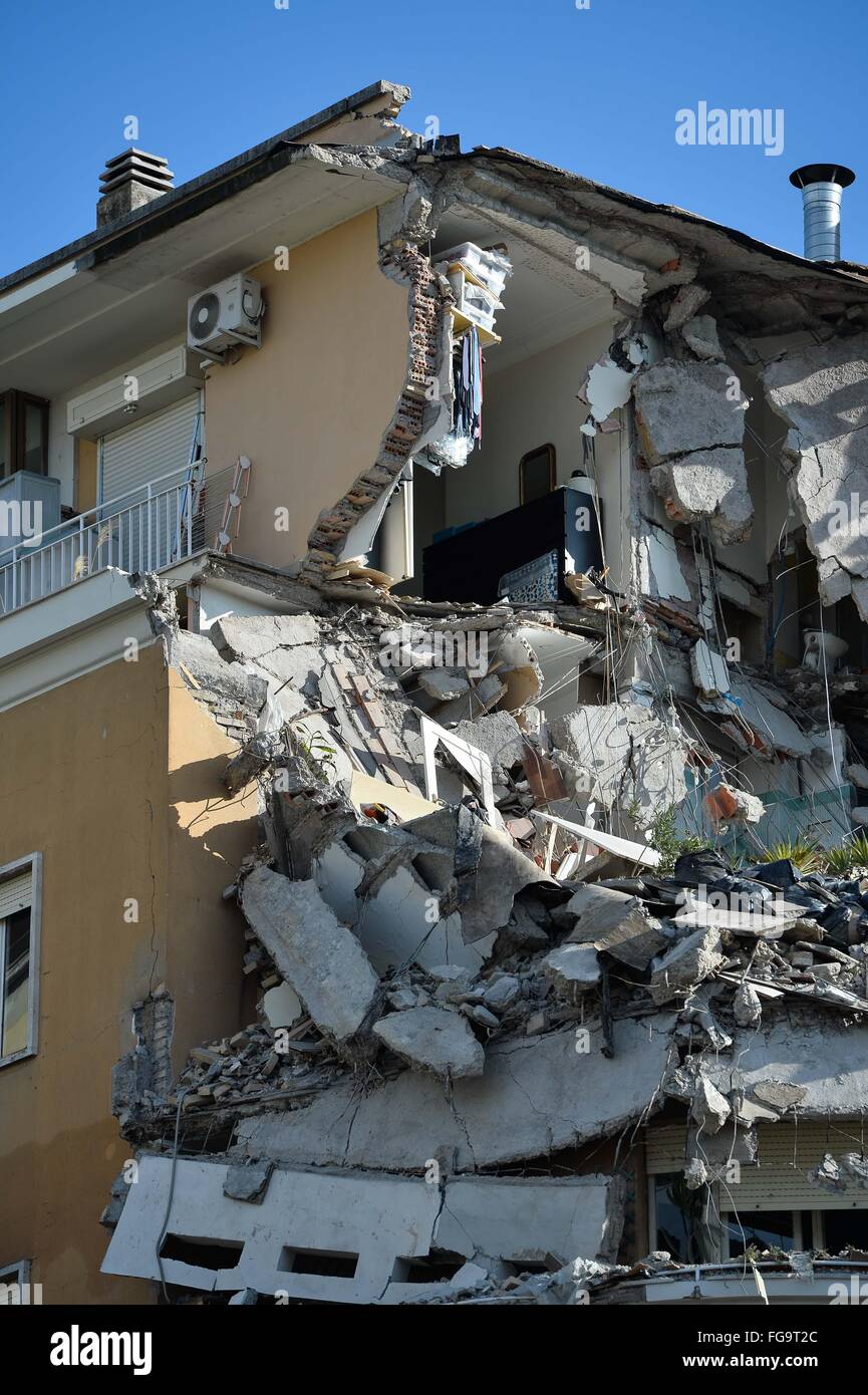 Collapsed building hi-res stock photography and images - Alamy