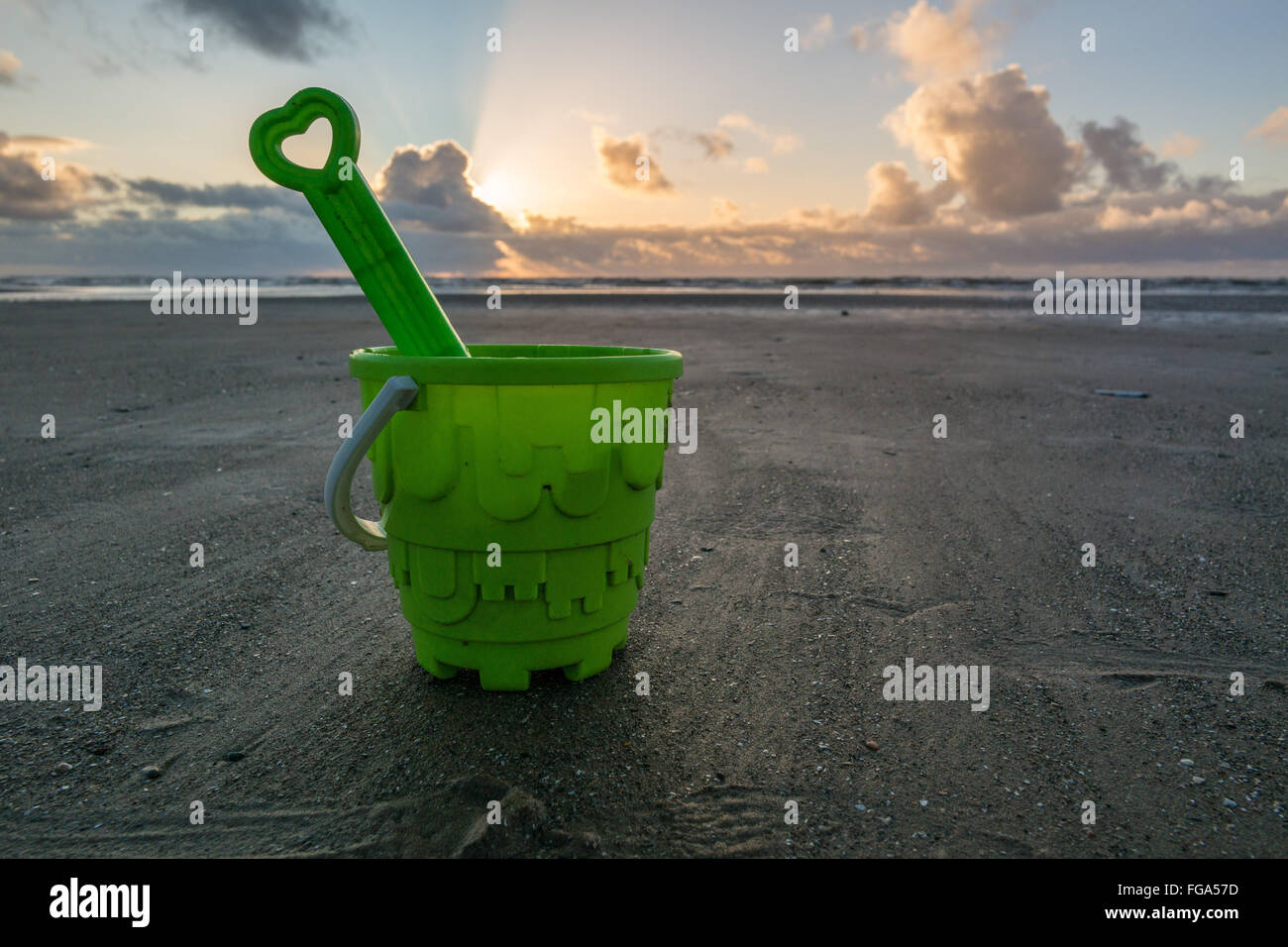 Green bucket beach sunset hi-res stock photography and images - Alamy