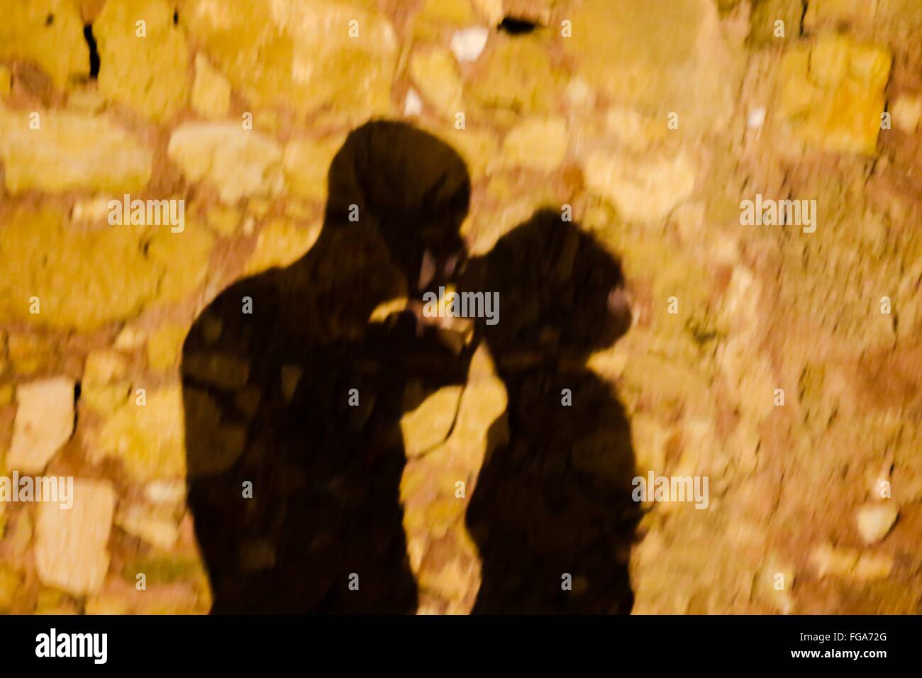 Shadow couple kissing hi-res stock photography and images - Alamy
