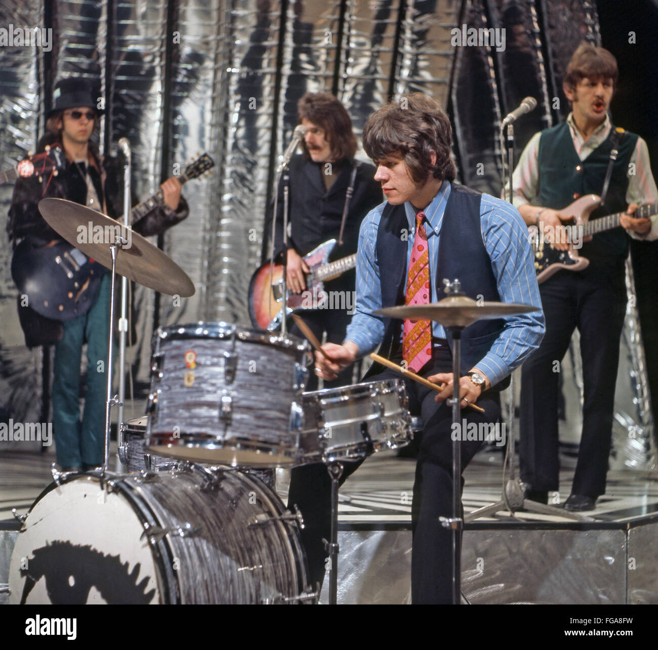 THE MOVE UK rock group in 1968. From left: Trevor Burton, Roy Wood, Bev ...