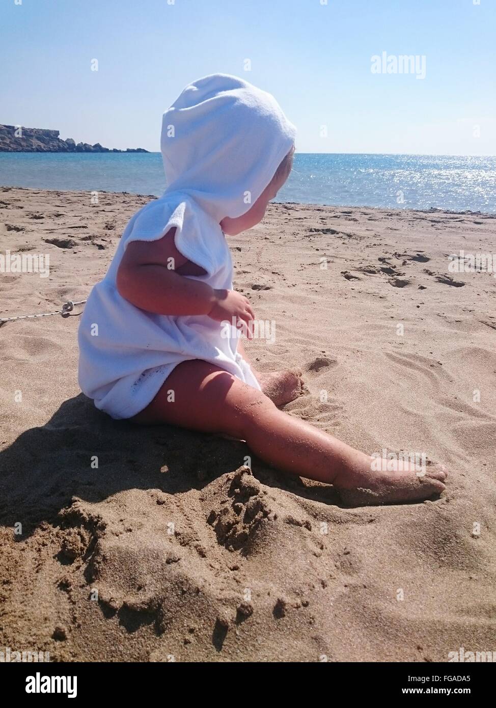 Baby in sand hi-res stock photography and images - Alamy