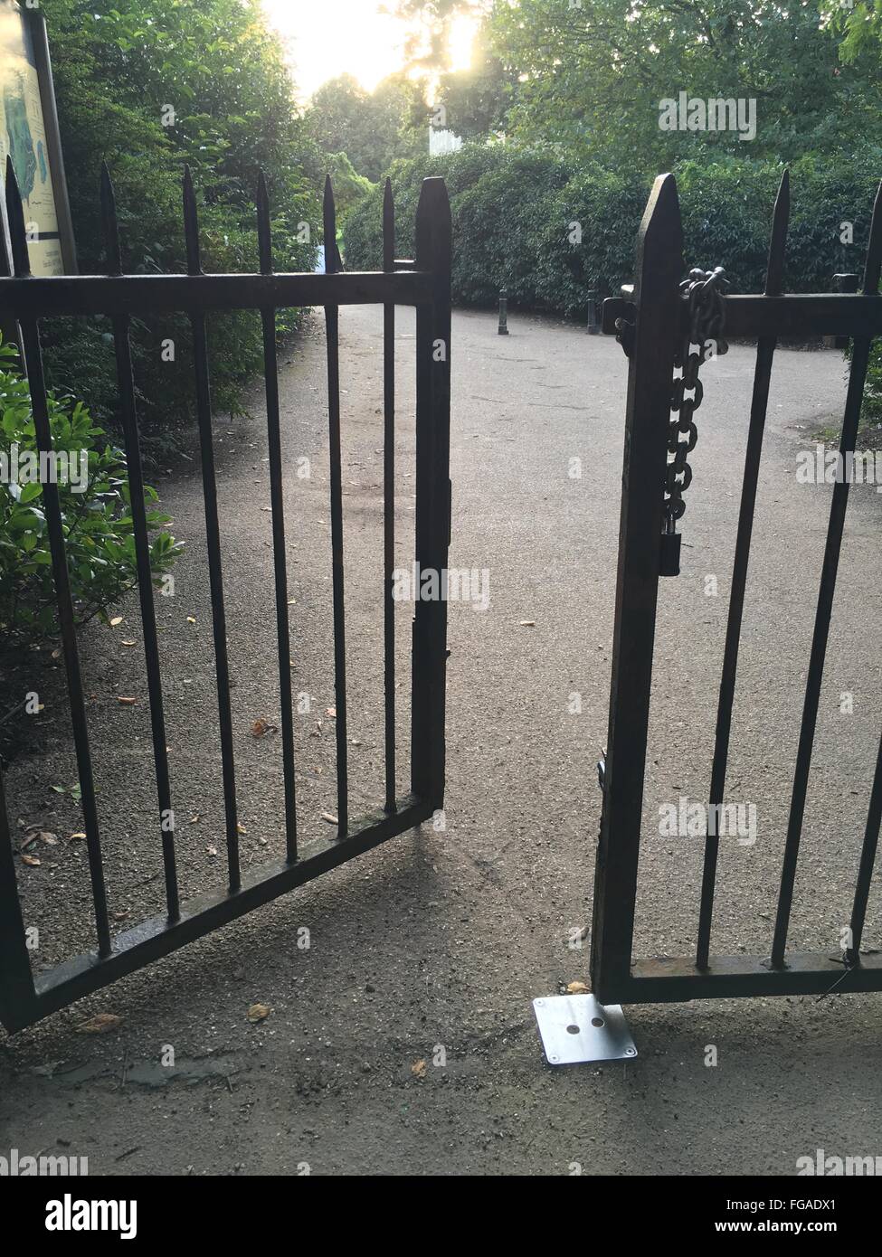 Entrance gate road hi-res stock photography and images - Alamy