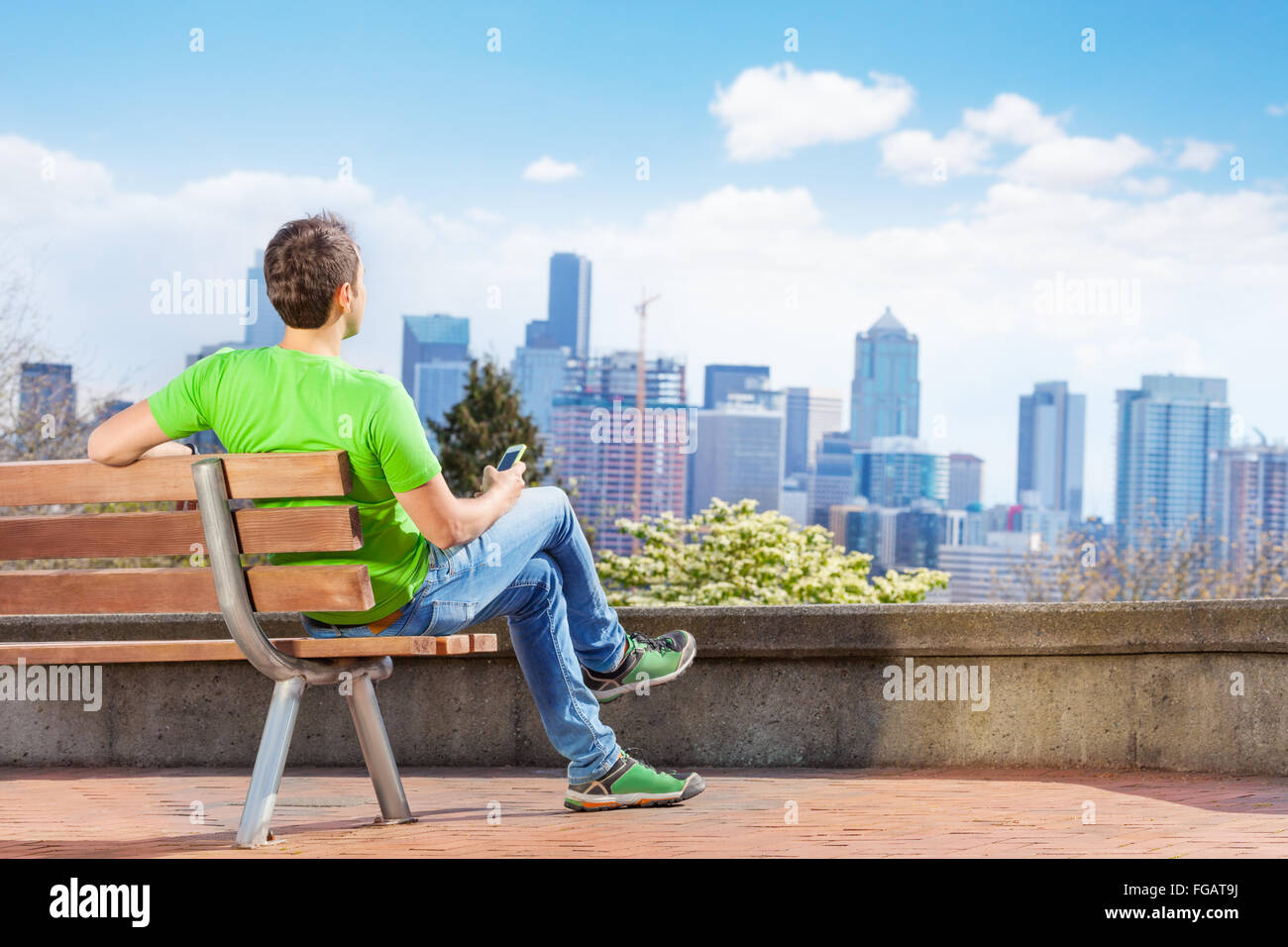Man enjoy Seattle downtown view from park Stock Photo - Alamy